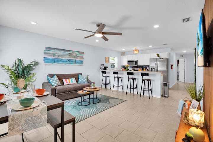 Large Group Getaway+6 Br/4 Ba+3 Miles To Beaches! - Longboat Key, FL