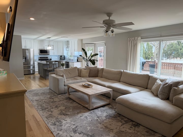 Elegant Executive Residence, Hot Tub/pool/parties! - Bartlett, IL