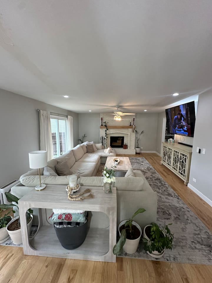 Elegant Executive Residence, Hot Tub & Pool - Bartlett, IL