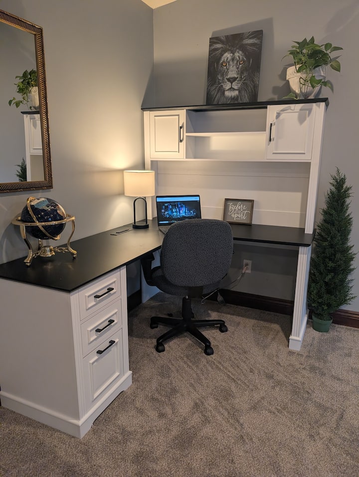 1 King & 1 Sofa Queen $135/night. - Mansfield, OH