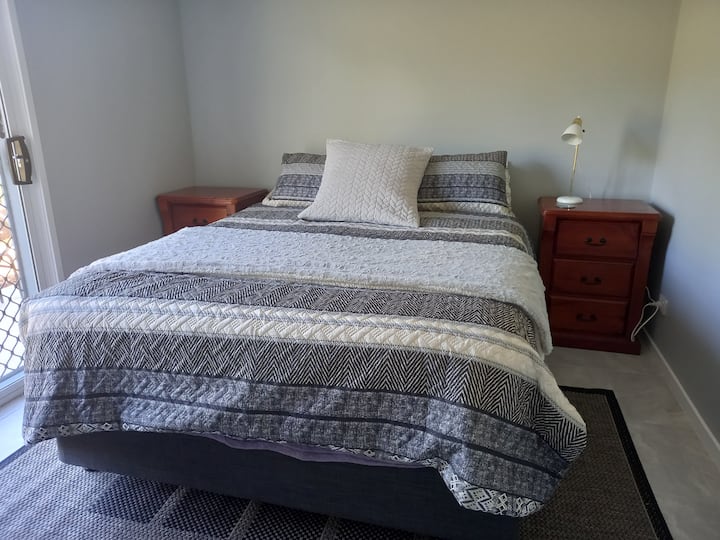 Qs Airconditioned Bedroom With Its Own Bathroom. - Maleny