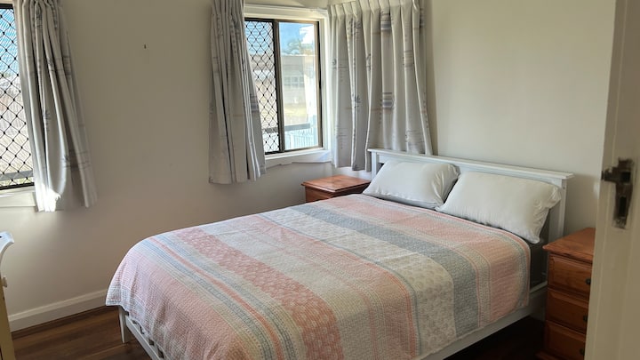 Character Filled House With High Ceiling - Bundaberg Central