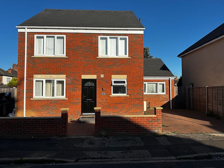 New Apartments ~ Near City Centre ~ Private Bath* - Peterborough