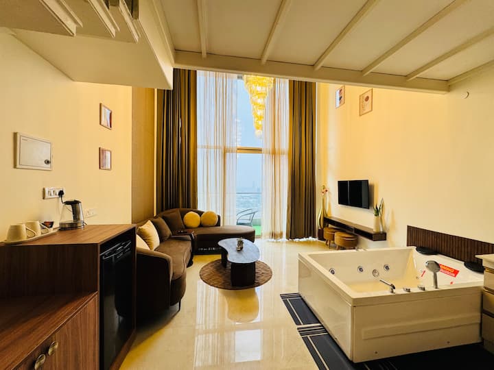The Atrium Suite| Duplex, Jacuzzi, Self Check-in - Manesar
