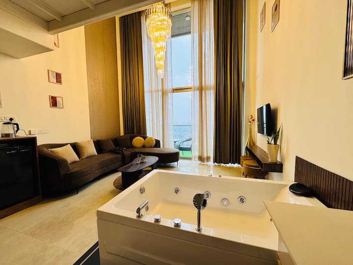 The Atrium Suite| Duplex, Jacuzzi, Self Check-in - Manesar