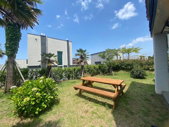 애월 조용한 숲속의 타운하우스 퀸침대3 바베큐가능 전용주차장 - Jeju-si