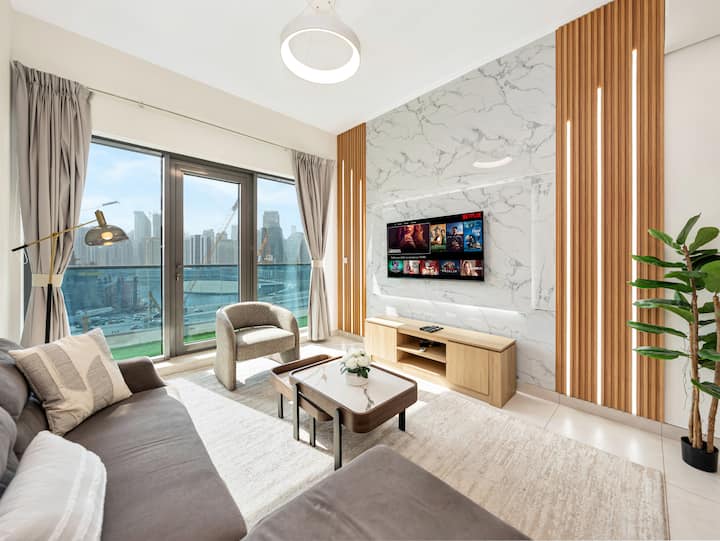 Luxury 2br Near Burj Khalifa W/ Pool & Canal Views - Dubai