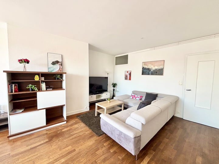 Grand Logement Lumineux- Centre Ville- 6 Personnes - Laval