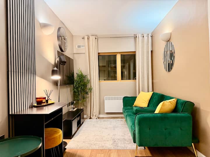 Modern 2br | City Views | Steps From Downtown - Leeds