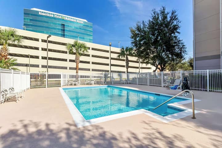 4 Spacious Rooms With Pool & Free Breakfast - Houston, TX