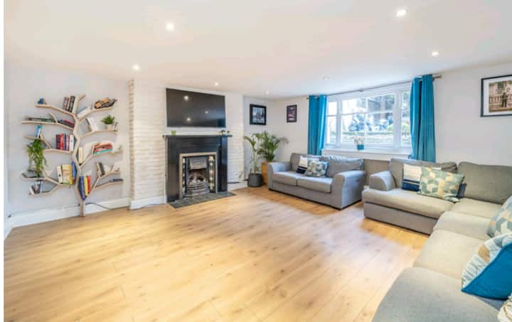 3 Bedroom Flat In Central London - London