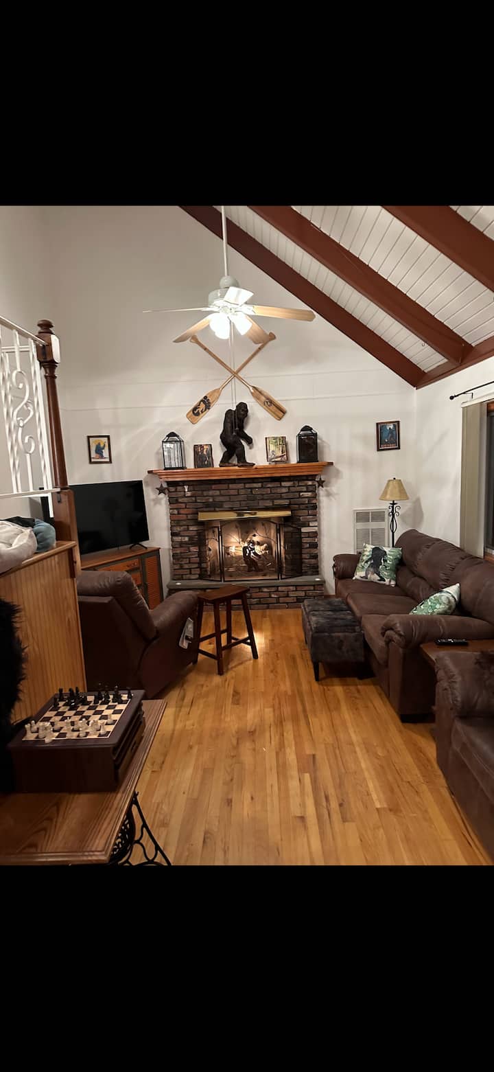 Bigfoot's Hideout: 4-season Getaway With A Twist - Lake Ariel