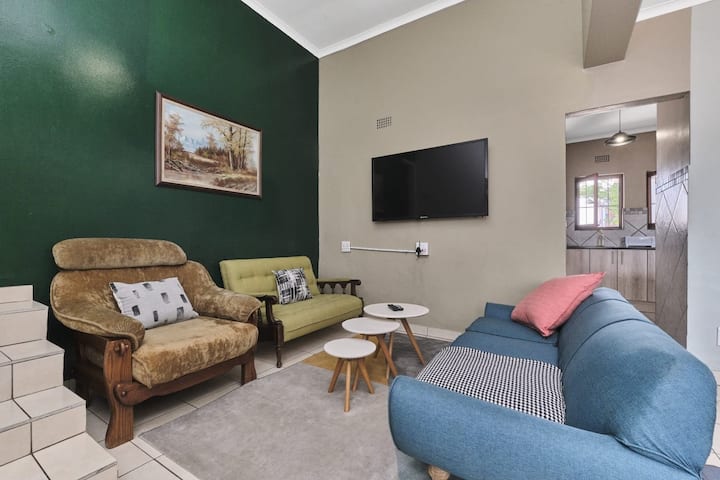 The Cozy Three Bedroom Home With Back Up Water - Krugersdorp