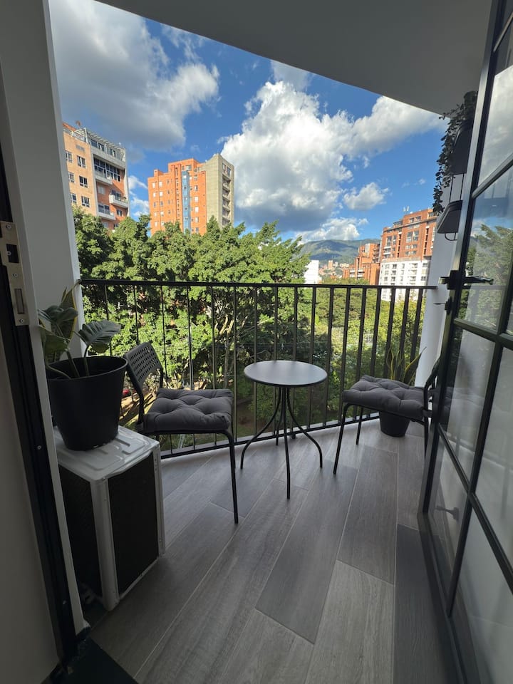 Moderno & Con Vistas: Relájatevistas Al Parque - Medellín