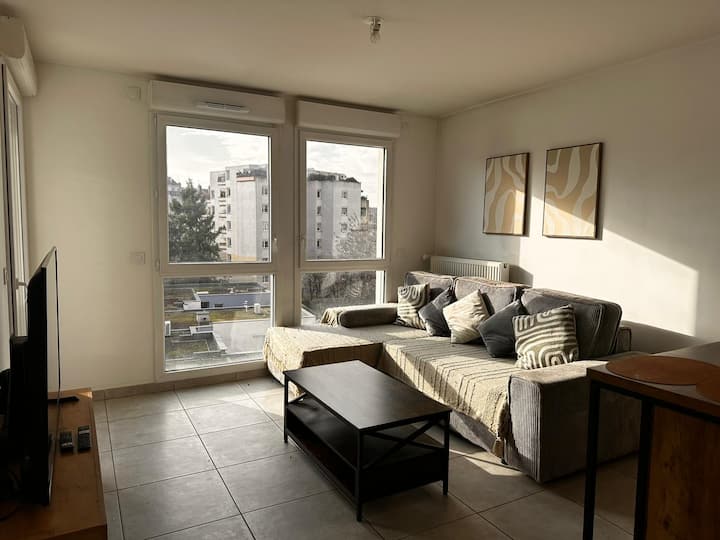 Jolie T2 Lumineux Avec Balcon, Proche Part-dieu - Lyon