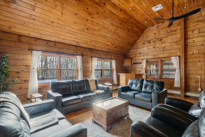 Spacious 8br Catskills Cabin W/ Game Room & Deck - Rock Hill, NY