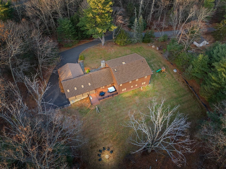 Spacious 8br Catskills Cabin W/ Game Room & Deck - Rock Hill, NY