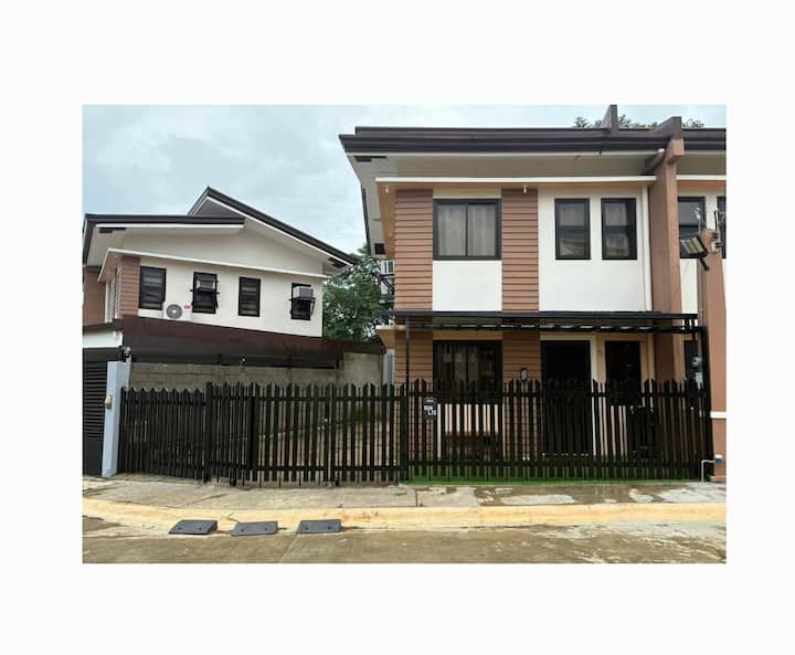 2-storey Fully-furnished House For 8pax W/ Garage - San Nicolas