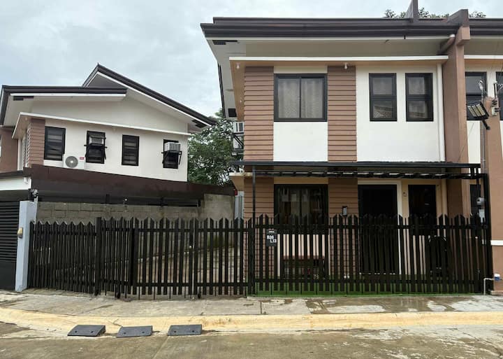 2-storey Fully Furnished House W/ Free Car Park - Laoag