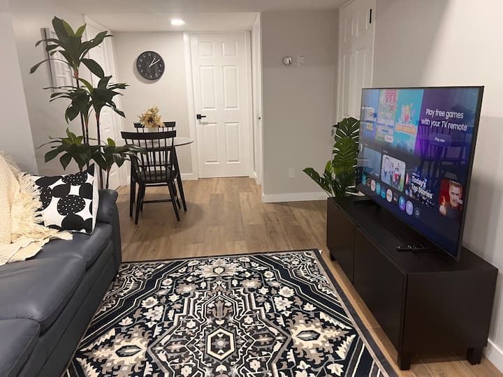1 Bedroom + Den Cozy Homestay - Edmonton, Canada