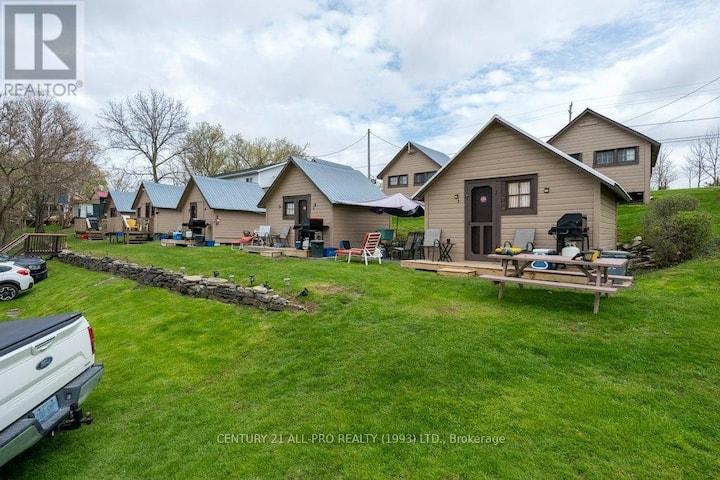 Fishing Lodge Cabin - Napanee