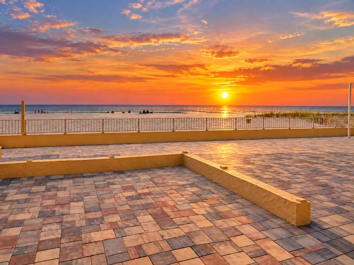 Beachfront Paradise! Crawl 2 Beach~beachfront Pool - Indian Shores, FL