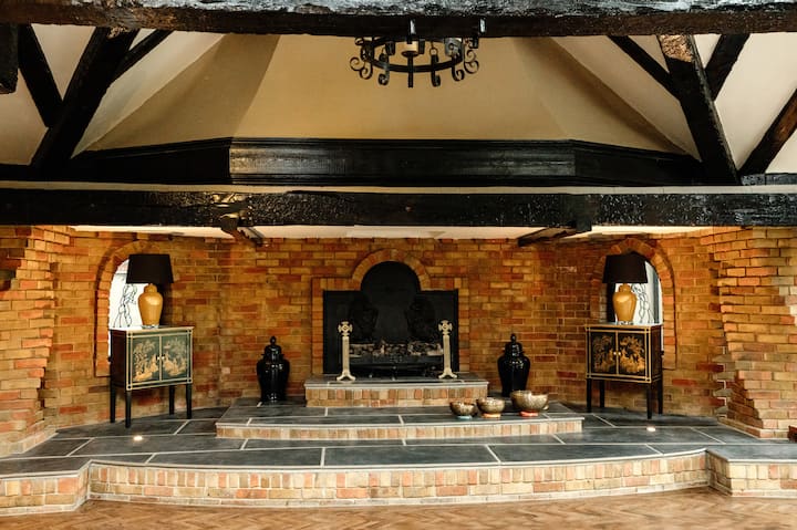 Tv Inspired Room With Patio, Billiards, Hot Tub - Sevenoaks