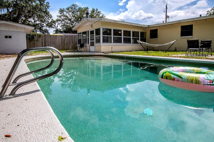 Jax Getaway: Sun & Private Pool Pets & Family Fun! - Jacksonville