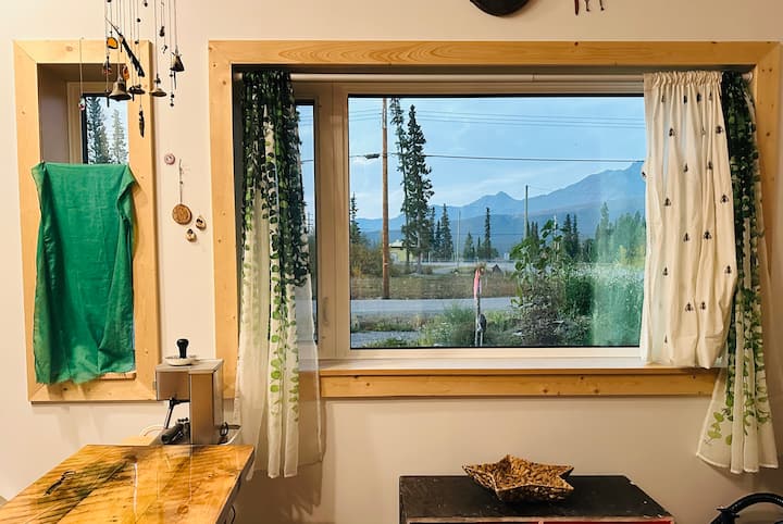 Artist Vibes & Mountain Views. - Yukon