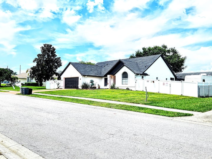 Pool Oasis In Zephyrhills - Zephyrhills, FL