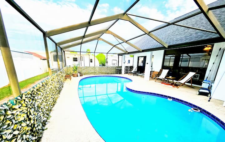 Pool Oasis 10 Min From Airport / Private Room - Zephyrhills, FL