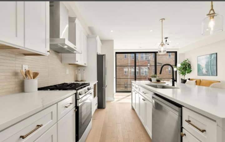 Stylish Home Sleeps 18 Walk To Metro W/parking - Bethesda, MD