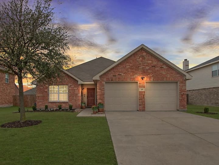 Cozy Modern Home Near Everything! - Waxahachie, TX