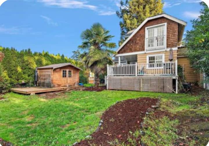 Gorgeous Gorge Area Apartment - Langford