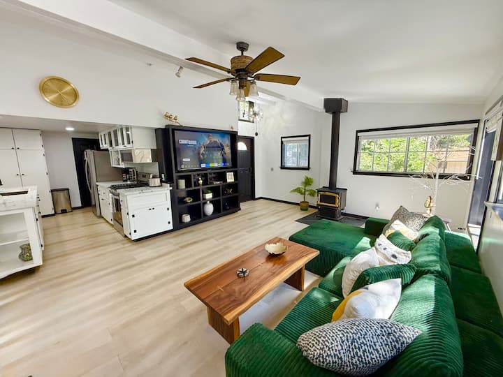 Arcade+ Firepit+ Bbq+ Corn Hole+ 4 Min To Lake! - San Bernardino, CA