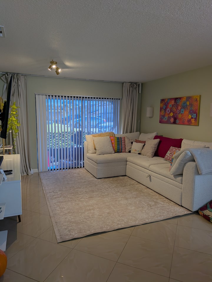 Stylish 2br Getaway | Pool, Gym & Car Access - Melbourne, FL