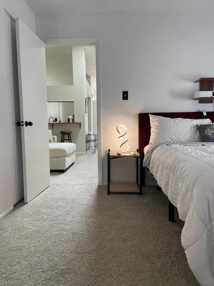 Clean, Calm, Contemporary Home Mins From Beach - Virginia Beach, VA