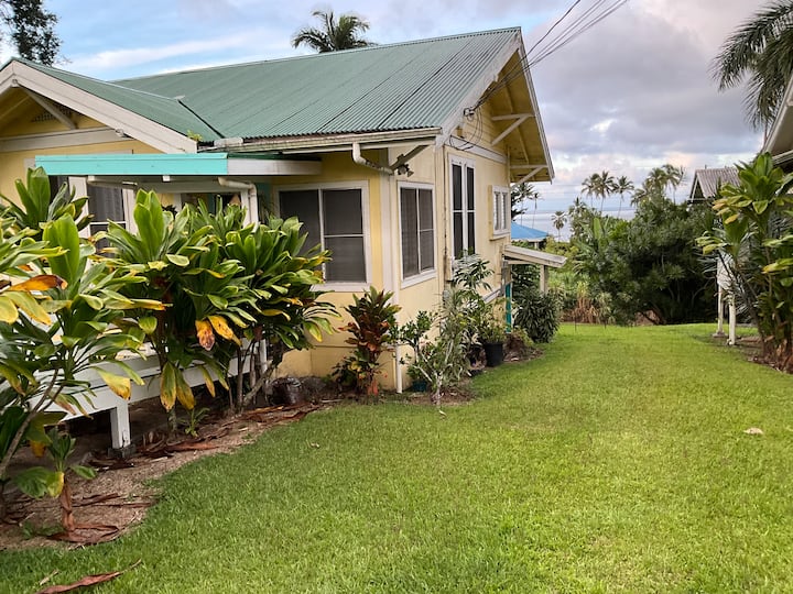 Cozy Stay With Ocean Views - Hilo, HI