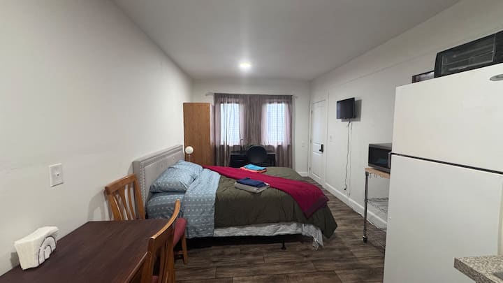 Nice Studio, 1st Floor, Central Ac, Parking - Wakefield, MA