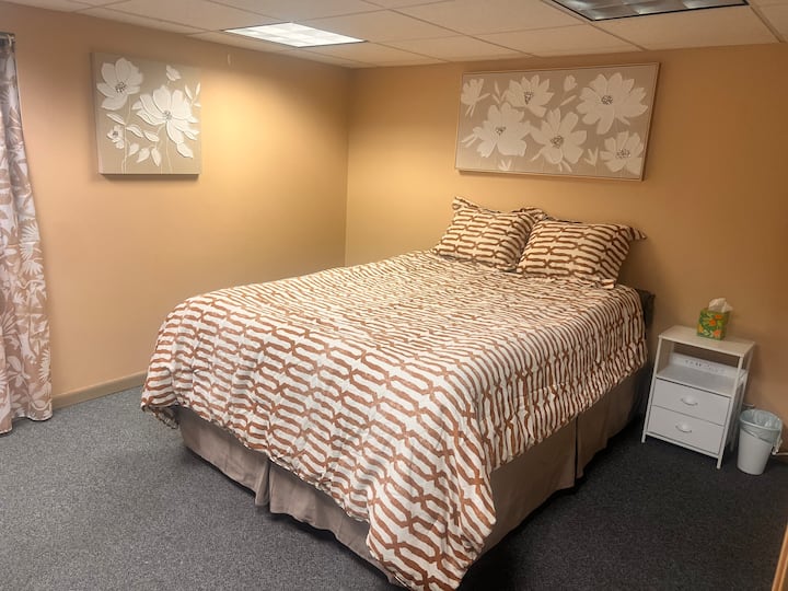 Comfy Queen Bed, Wi-fi & Parking - Waukegan, IL