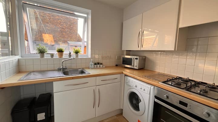 5 Bed House - Very Near Goodwood - Selsey