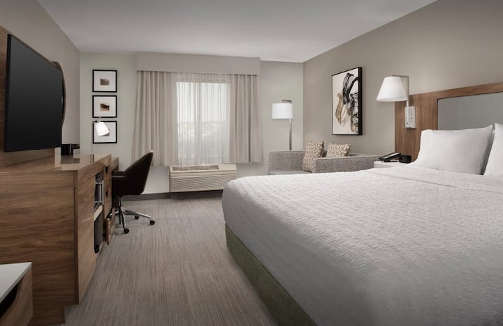 Stylish 1 King Suite W/ Breakfast - Templeton, CA