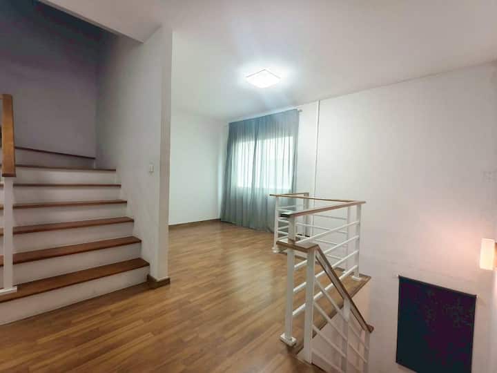 Big Townhome Near Bts & Airport - Lam Luk Ka