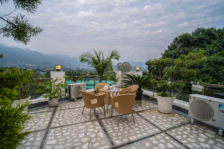 Pet-friendly Villa W/ Game Zone & Home Theatre - 데라둔