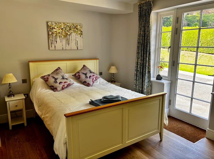 Self-contained Bedroom Suite - Farnham