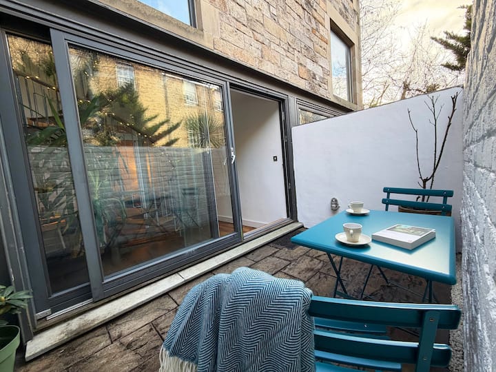 A Quiet New Town Mews With A Secret Patio - Edinburgh