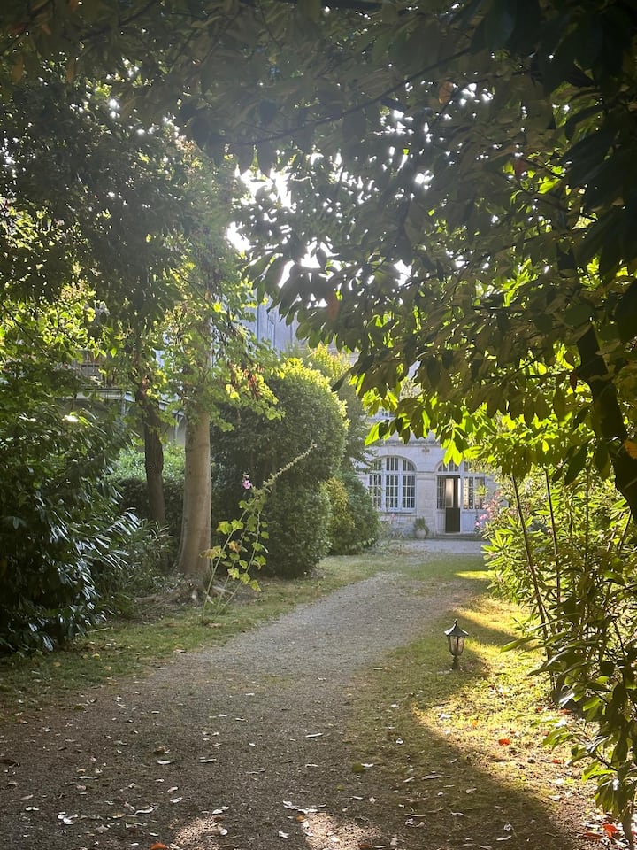 3 Pièces Dans Un Hôtel Particulier - Plein Centre - La Rochelle