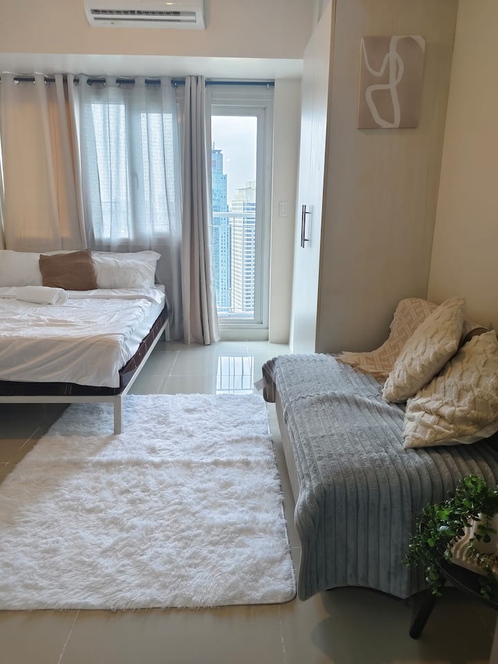 Gray's Crib - Makati