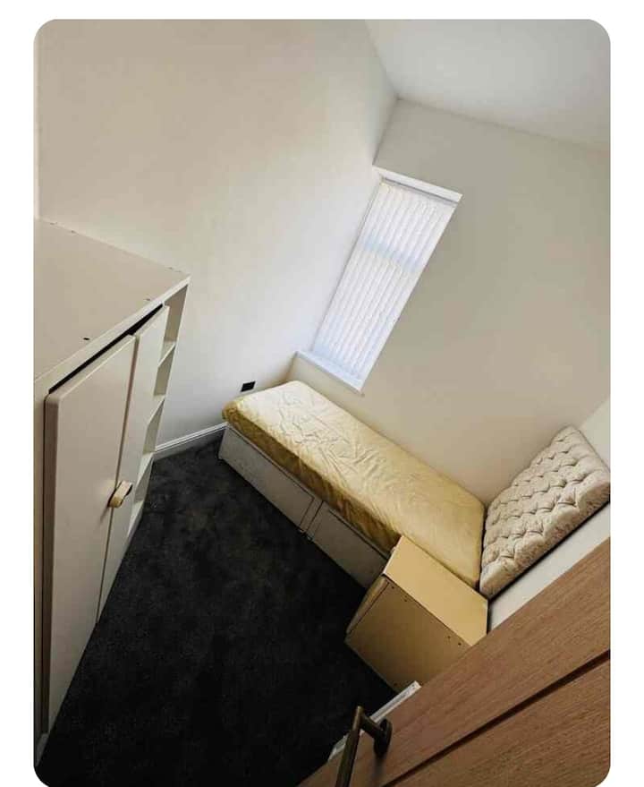 Room Available Near Town Centre. - Burnley