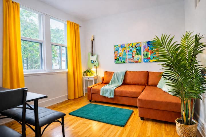 Large 2-br + Bonus Room | Downtown W/ Free Parking - Lasalle